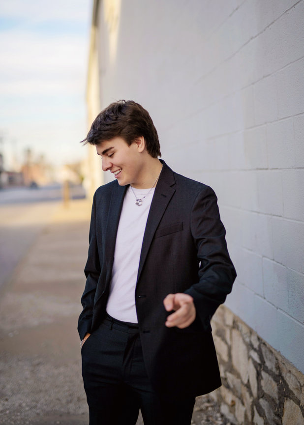 Looks I love - a guy in a suit! Senior portrait wardrobe ideas - Kansas ...