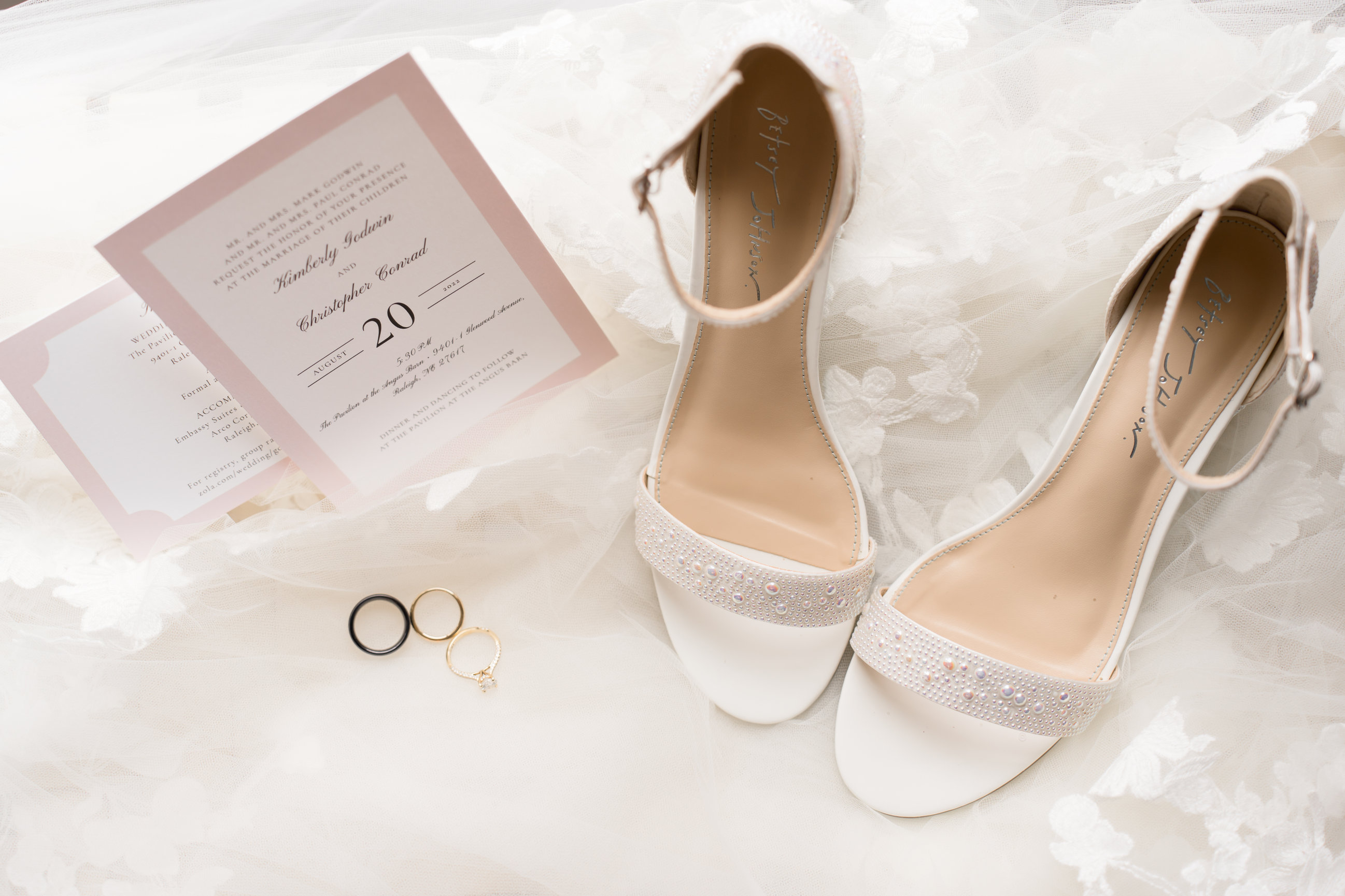 Angus Barn Pavilion Wedding Photos by Michelle Gunton Photography