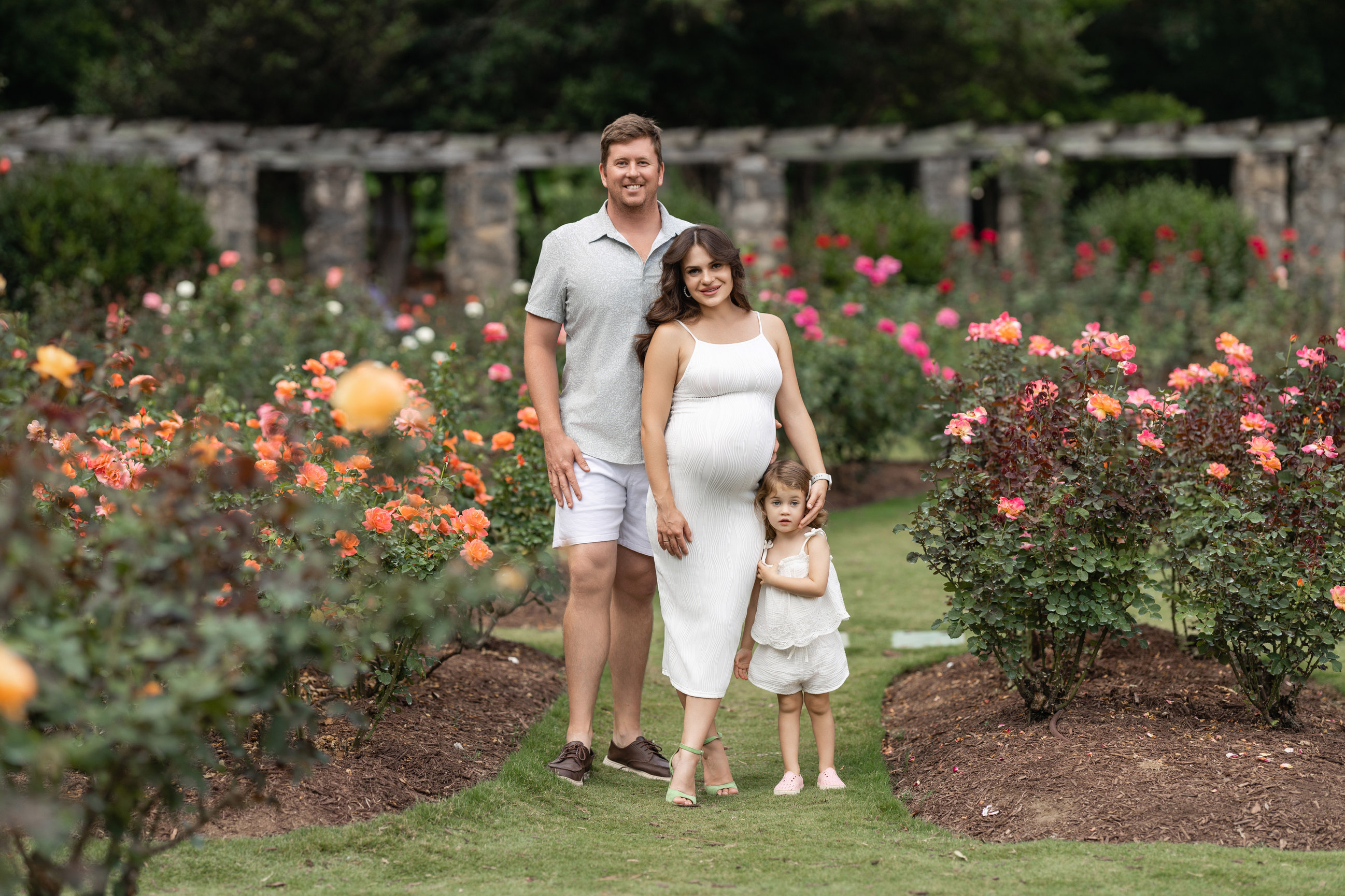 Family maternity photoshoot at the Rose Garden in Raleigh - Victoria ...
